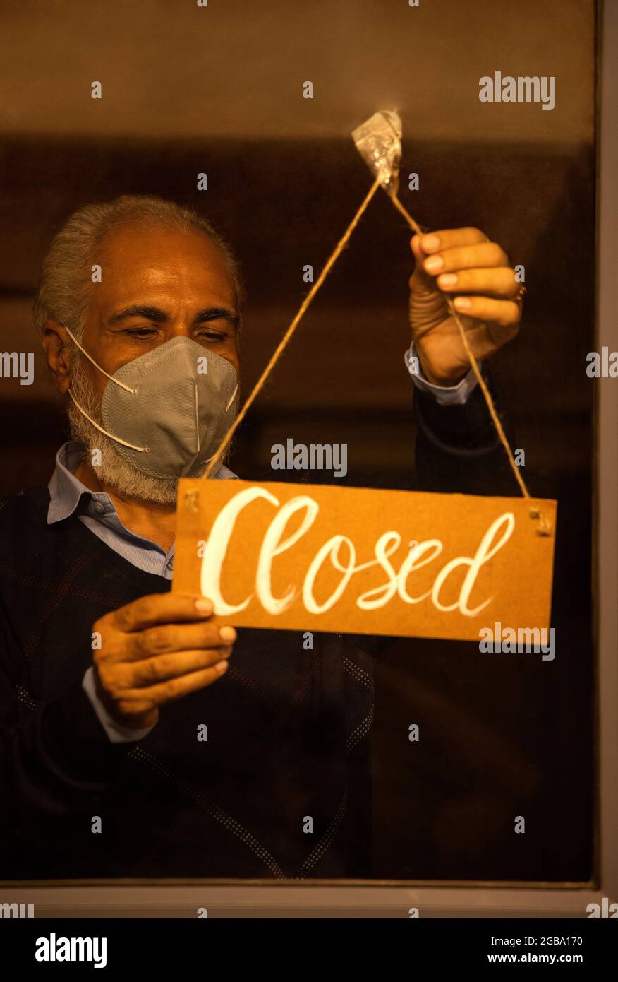 Old man holding sign hi-res stock photography and images - Alamy