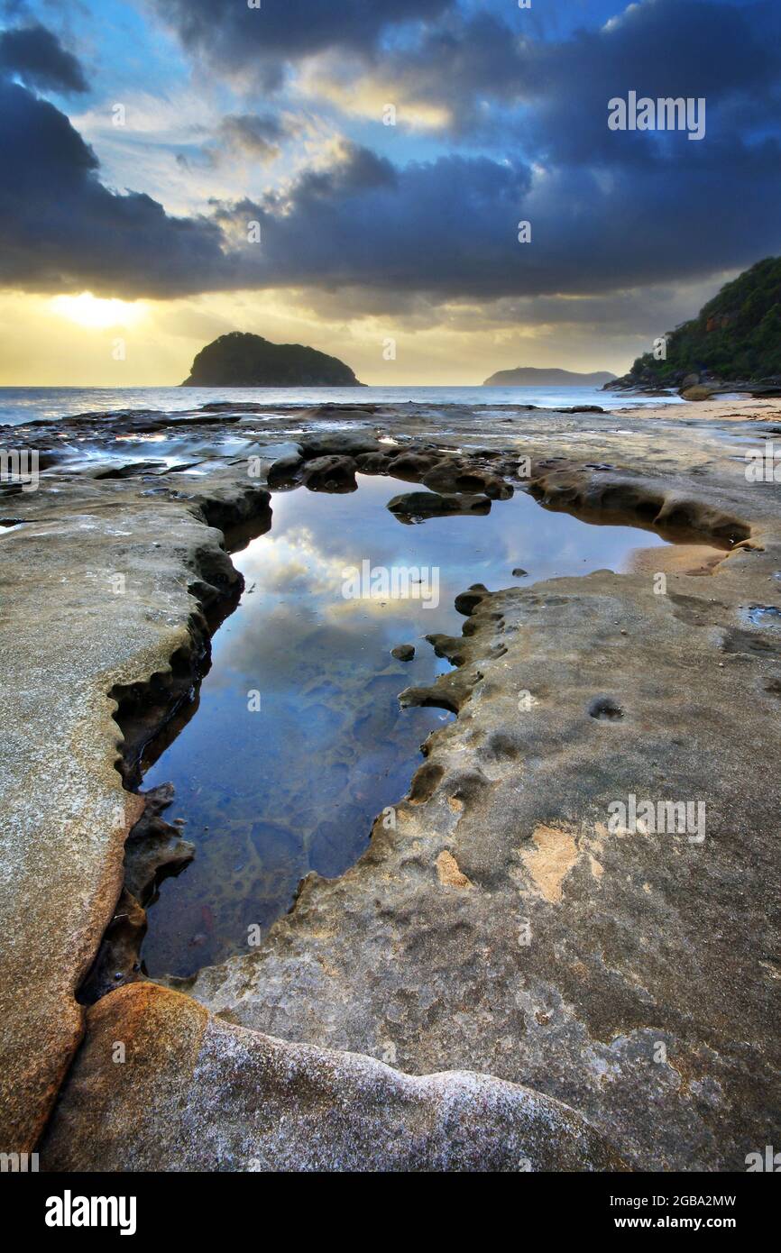 Rock pool next ocean hi-res stock photography and images - Alamy