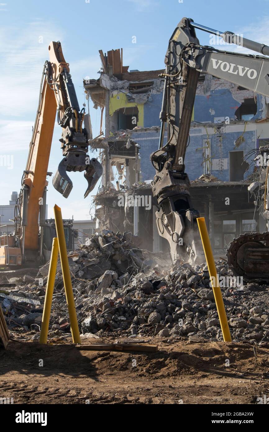 building demolition in progress Stock Photo - Alamy