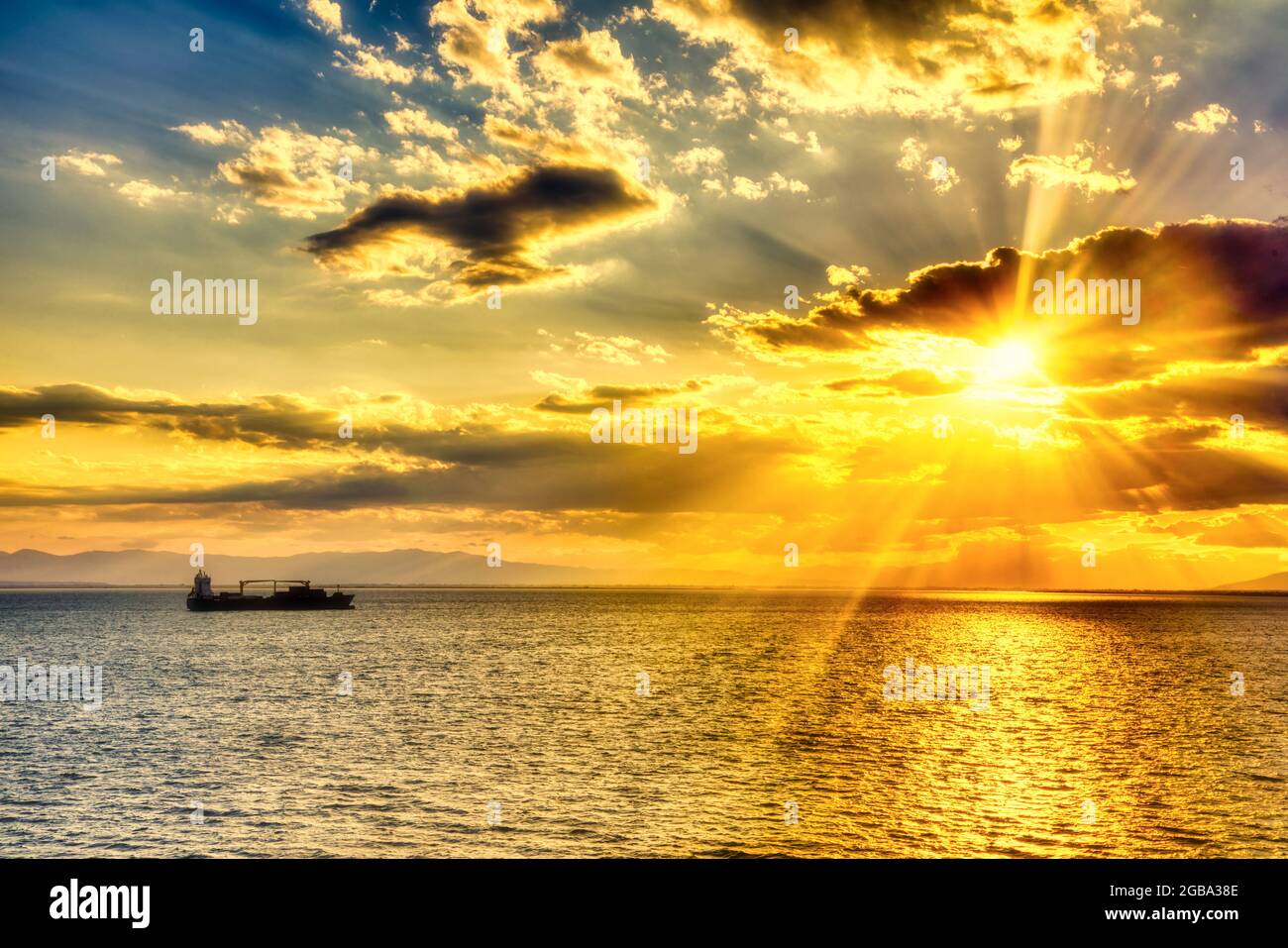 Sunset ship silhouette hi-res stock photography and images - Alamy