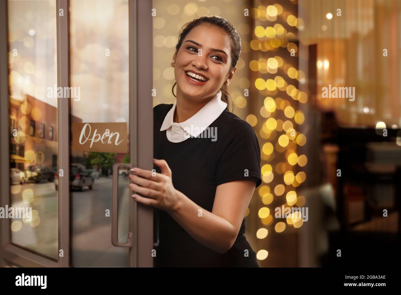 Opening doors hi-res stock photography and images - Alamy