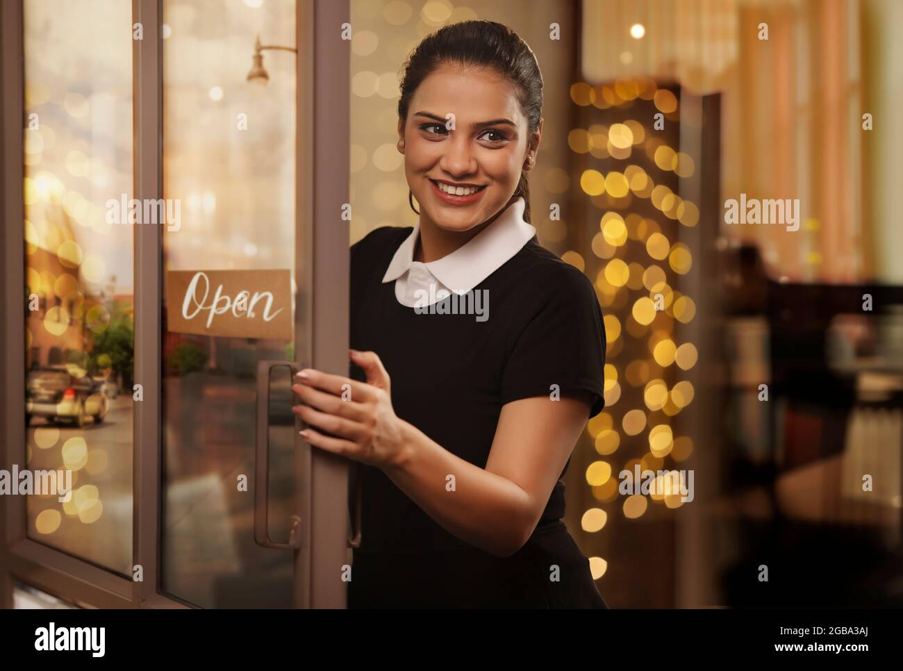 Opening doors hi-res stock photography and images - Alamy