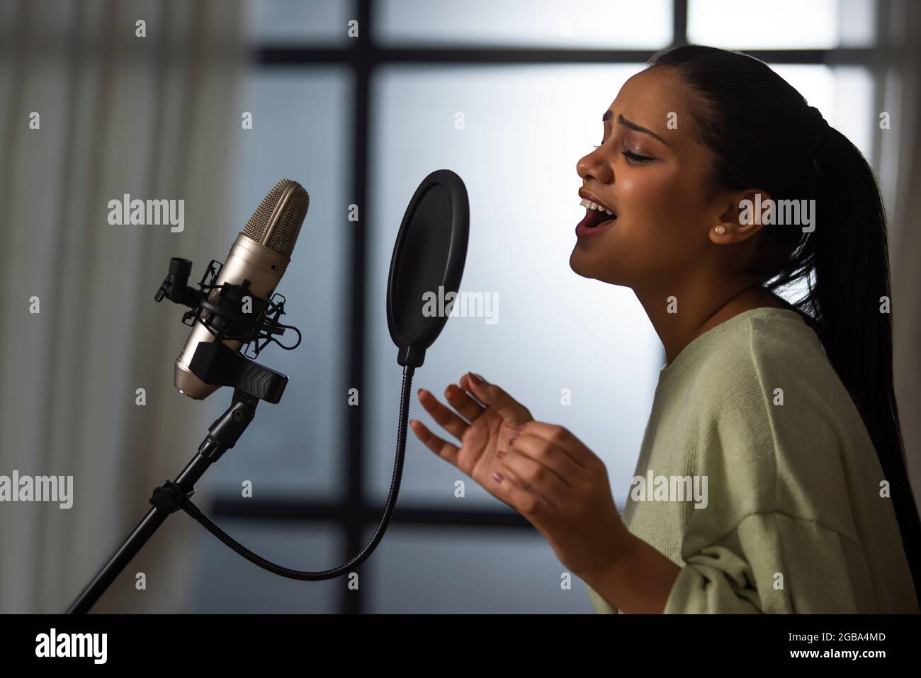 Singer skills hi-res stock photography and images - Alamy