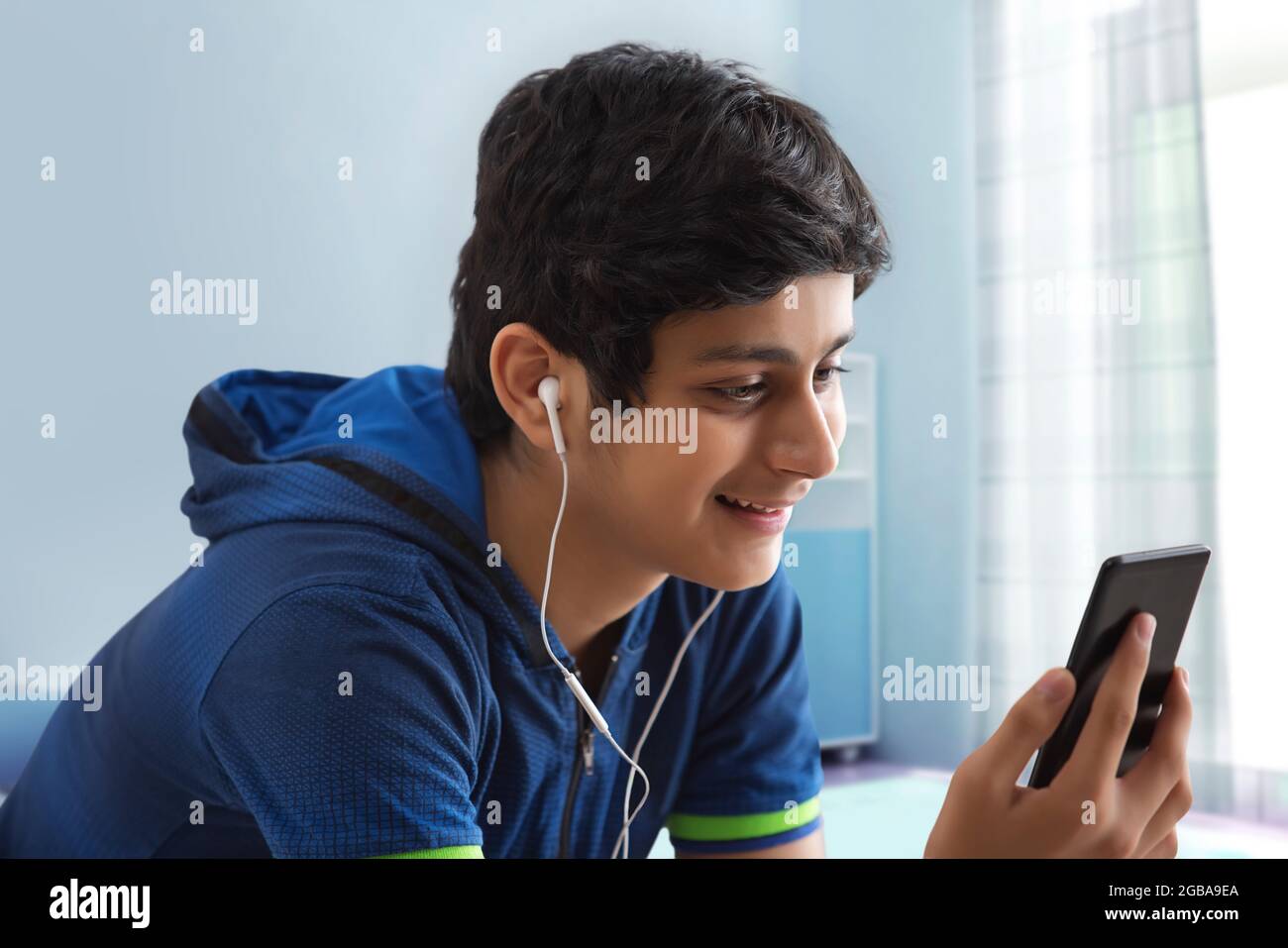 Watching mobile india hi-res stock photography and images - Alamy