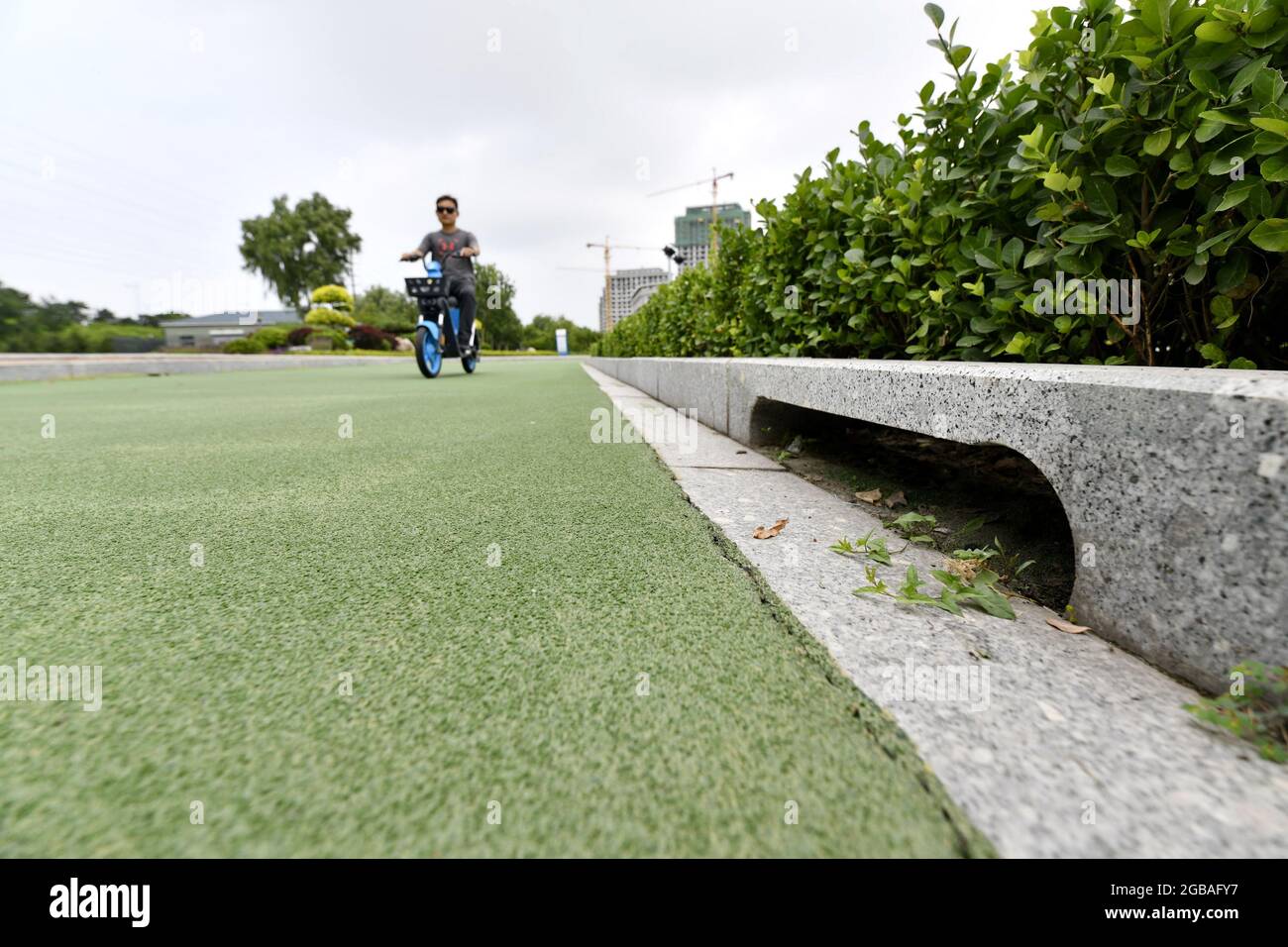 Road curb hi-res stock photography and images - Alamy