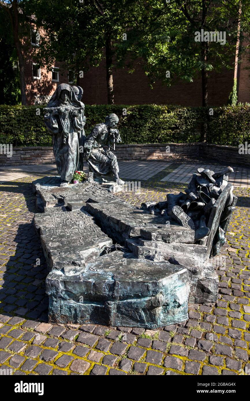 Edith Stein monument by sculptor Bert Gerresheim on Boersenplatz ...