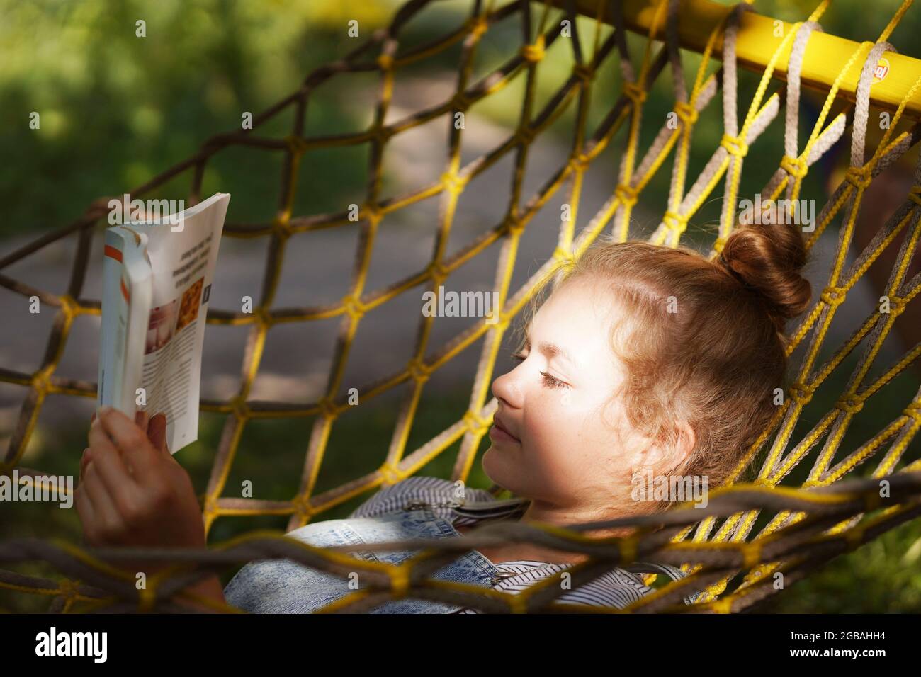 Student reading paper hi-res stock photography and images - Alamy