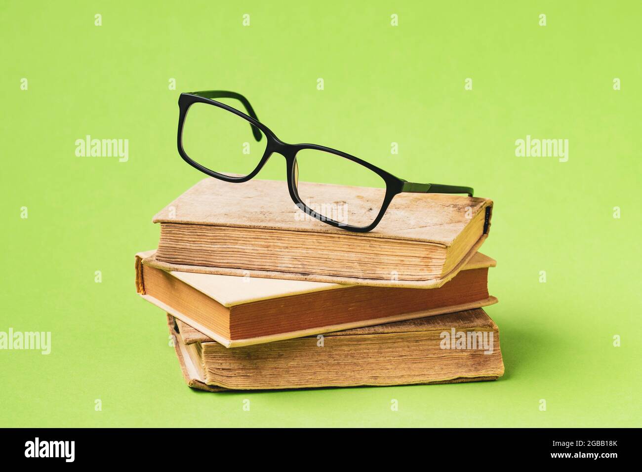 Books and eyeglasses hi-res stock photography and images - Alamy