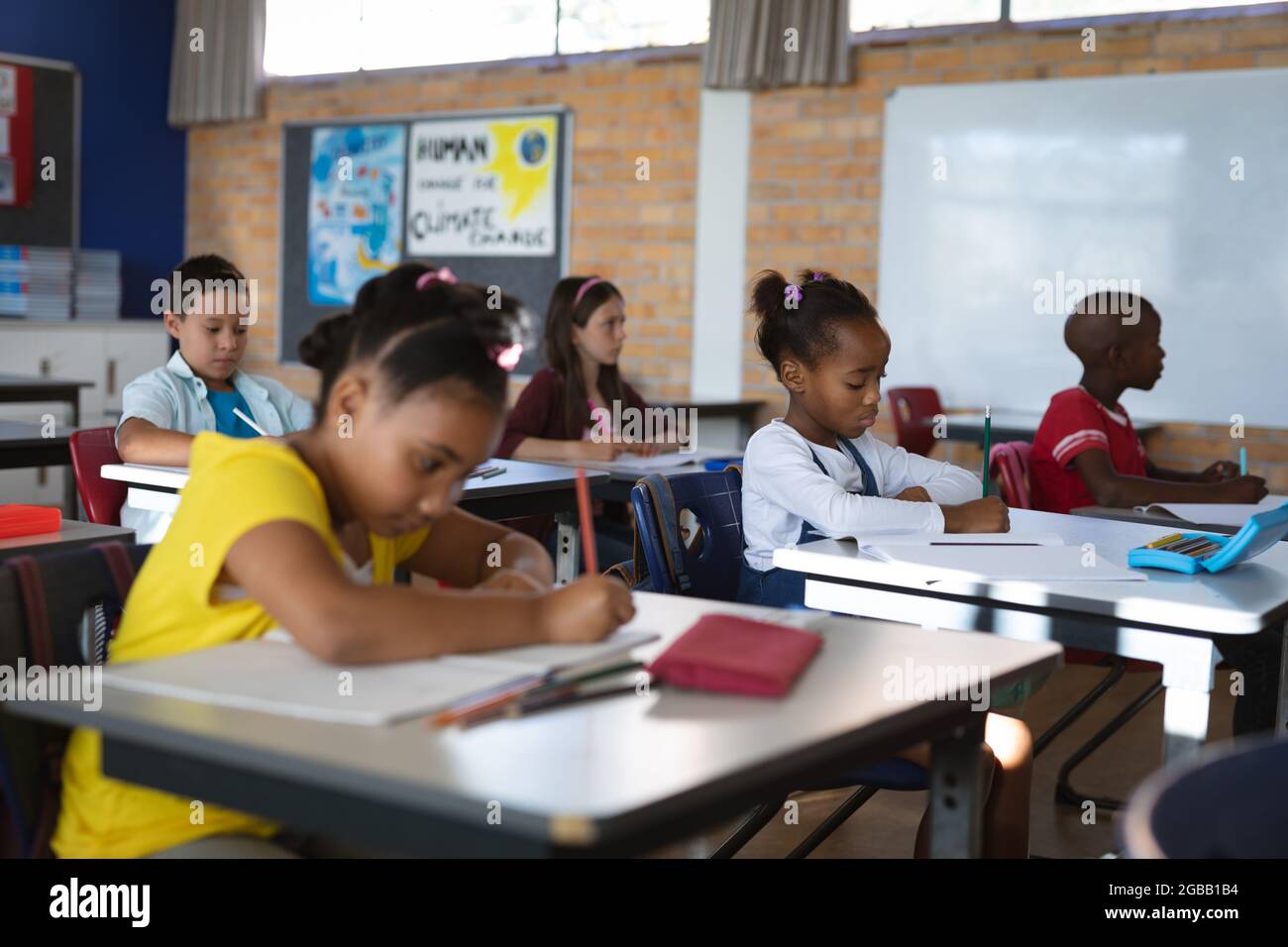 Elementary school students classroom desks hi-res stock photography and ...