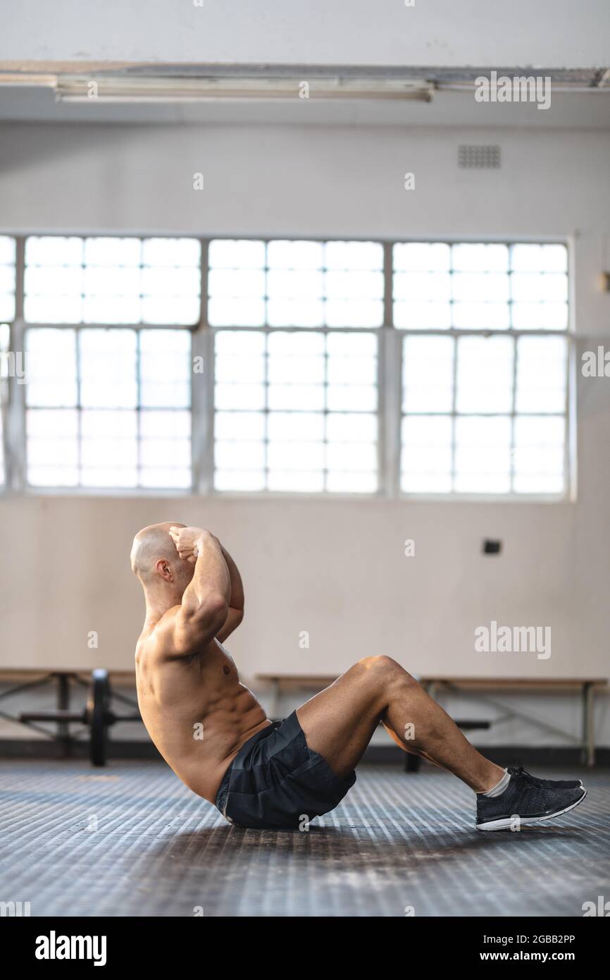 Sit ups man hi-res stock photography and images - Alamy