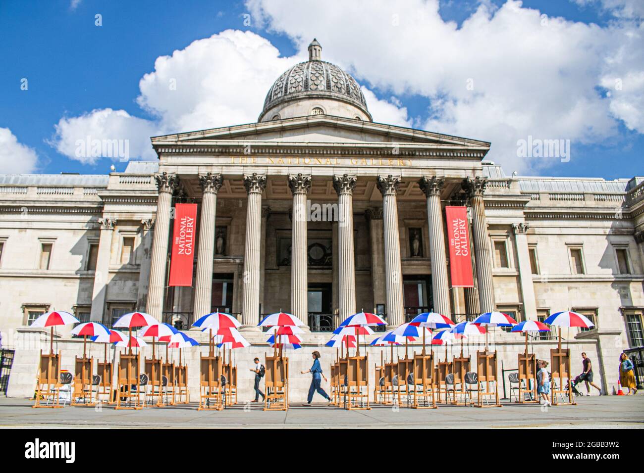 TRAFALGAR SQUARE 3 August 2021. Members of the public take part in a ...