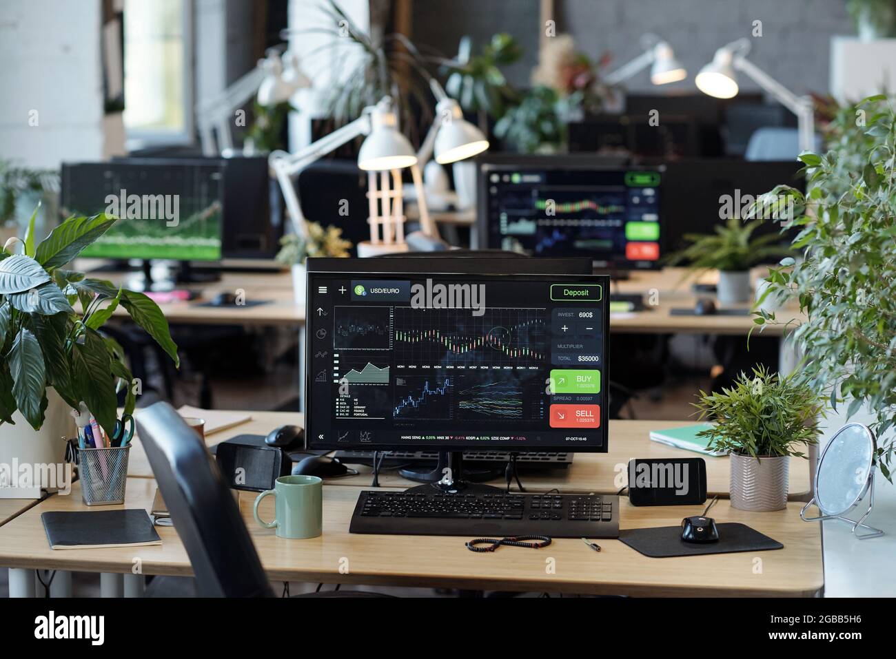 Data center monitor graph hi-res stock photography and images - Alamy