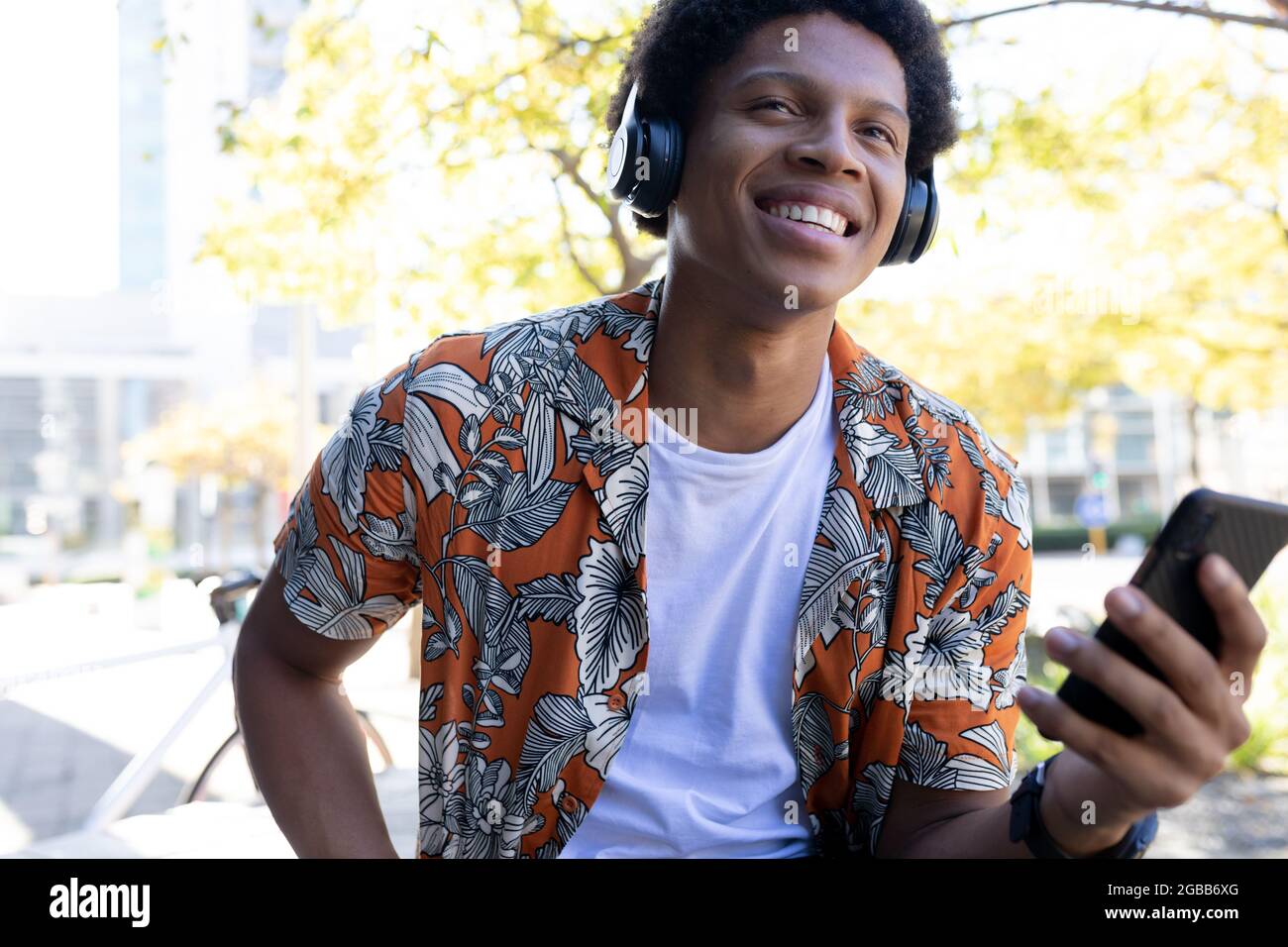 Smartphone city tourist hi-res stock photography and images - Alamy