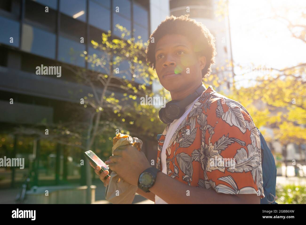 City eating hi-res stock photography and images - Alamy