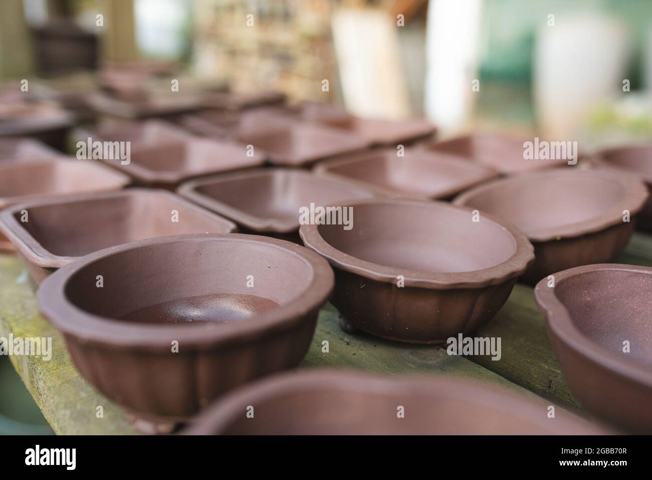 Empty garden pots hi-res stock photography and images - Alamy