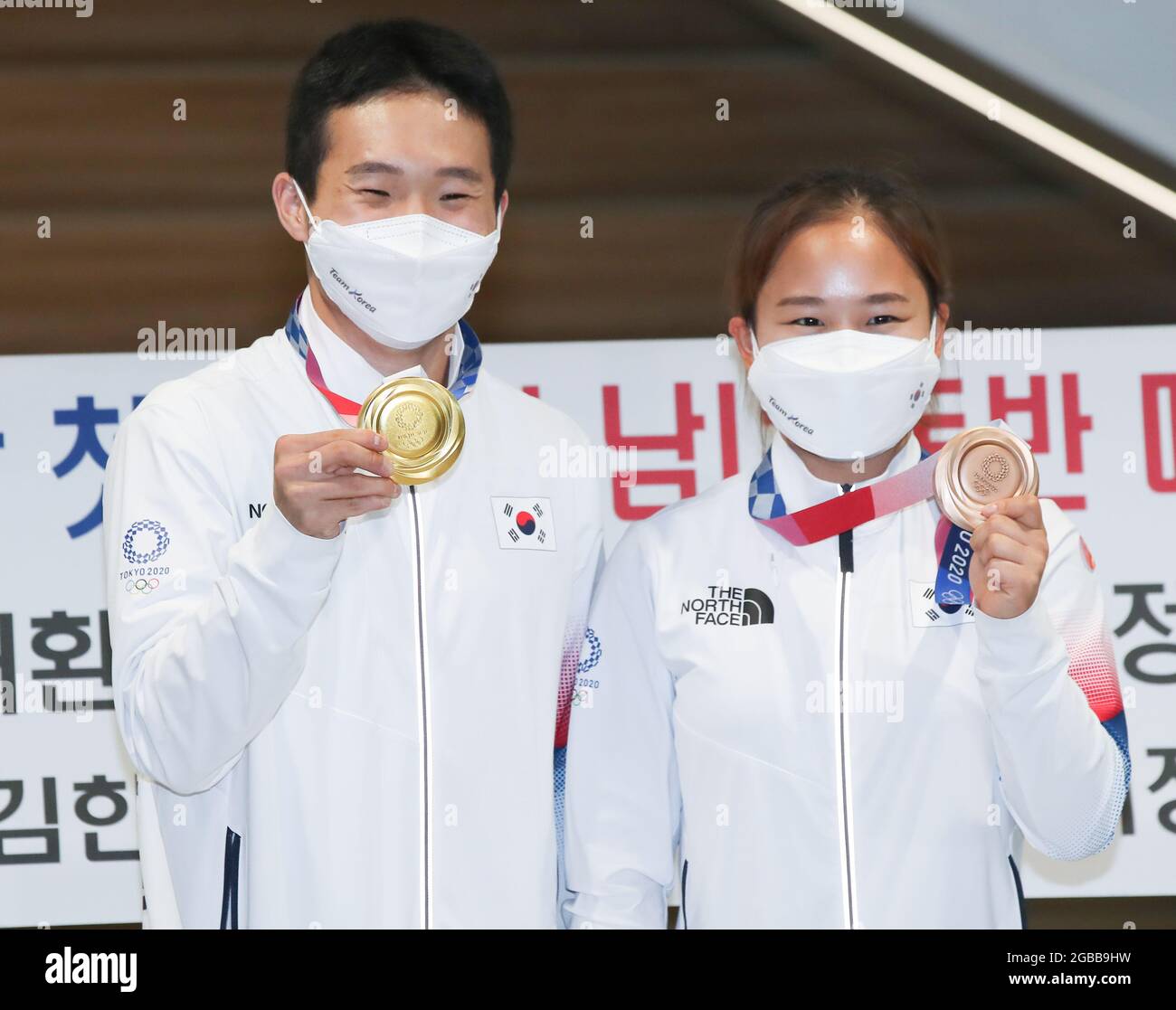 Gymnast medalists return home South Korean gymnasts Shin Jea-hwan (L ...