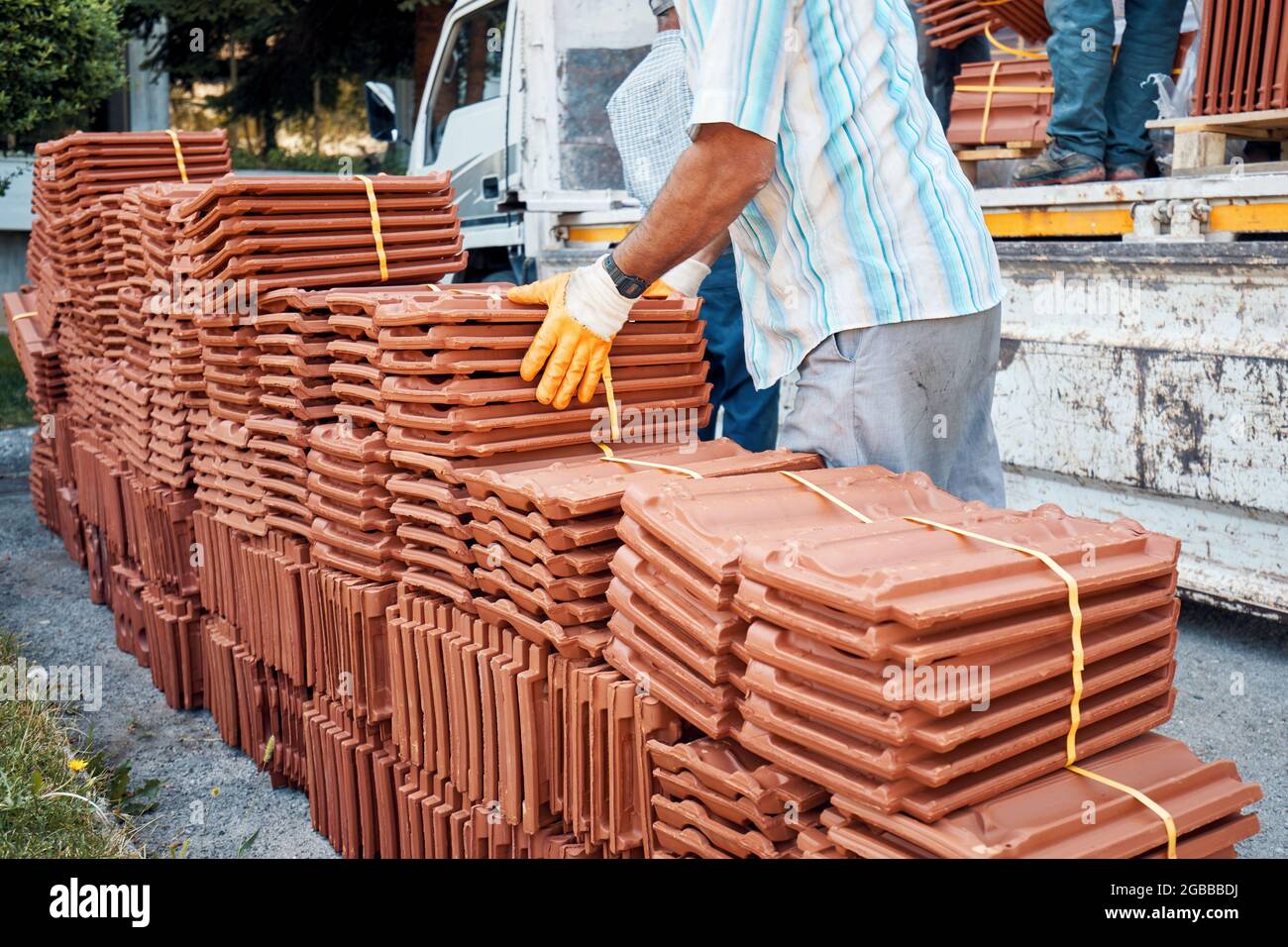 Hand unload hi-res stock photography and images - Alamy