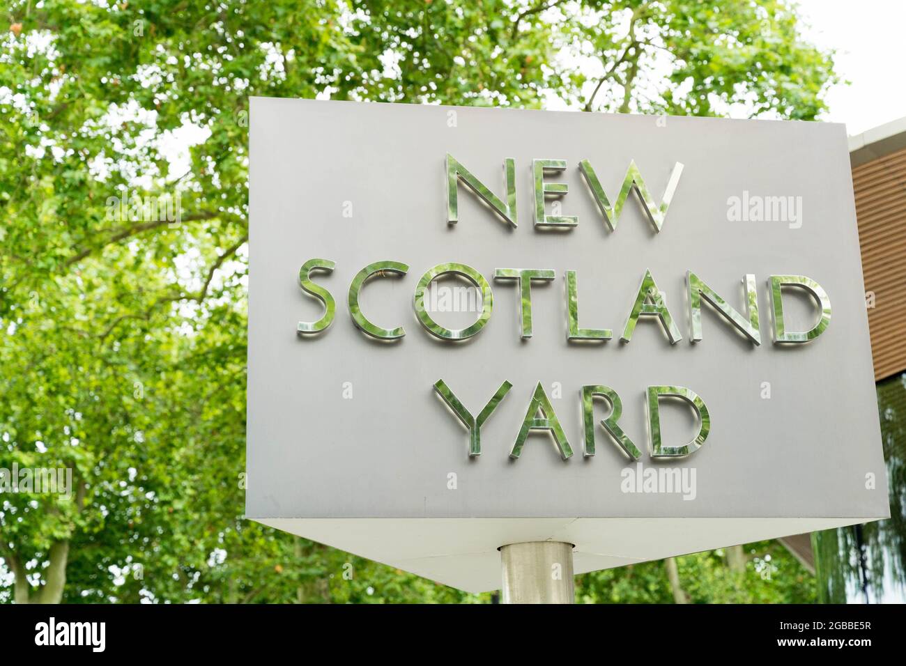 new Scotland yard spinning sign at the entrance London England UK Stock ...