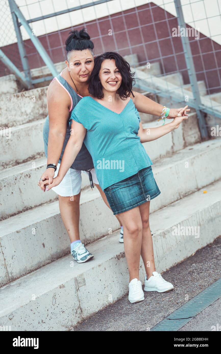 Twin sisters hugging hi-res stock photography and images - Alamy