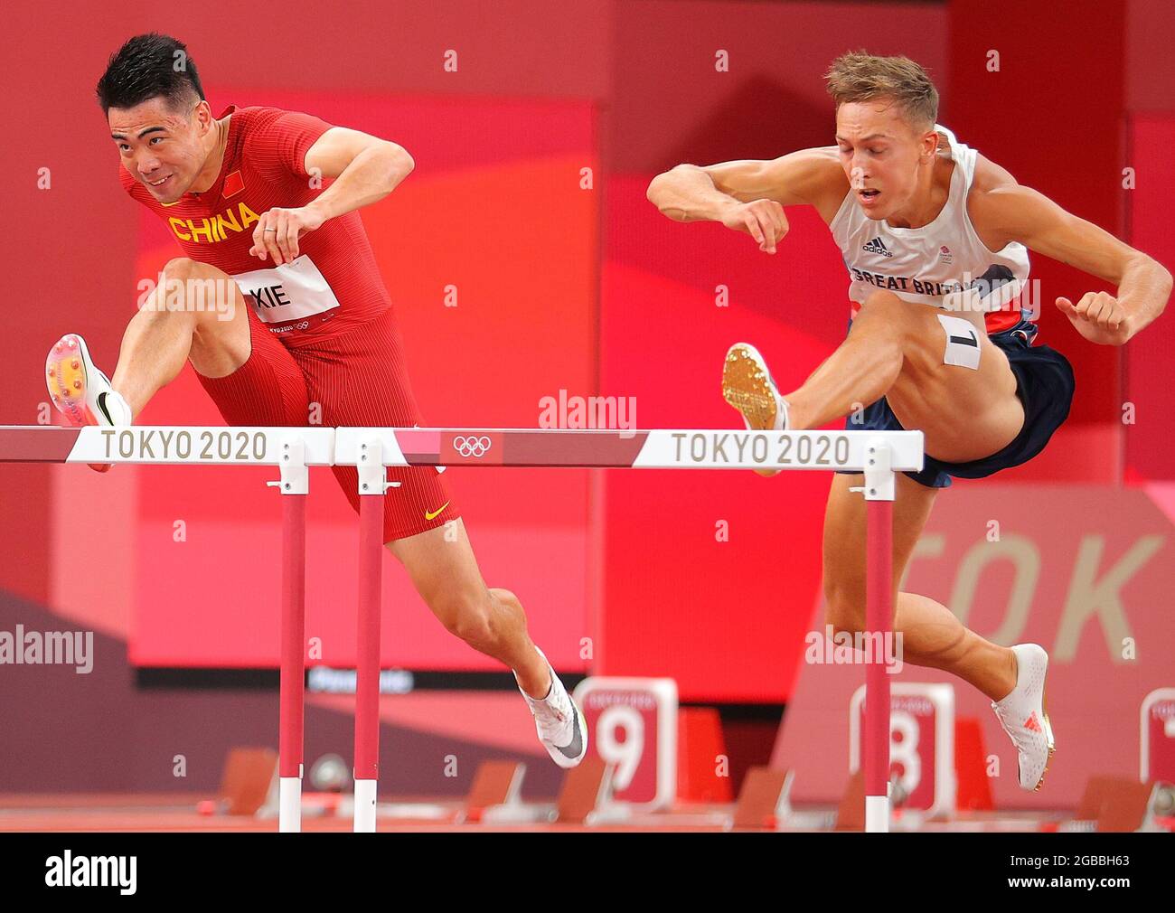(210803) -- TOKYO, Aug. 3, 2021 (Xinhua) -- Xie Wenjun (L) of China ...
