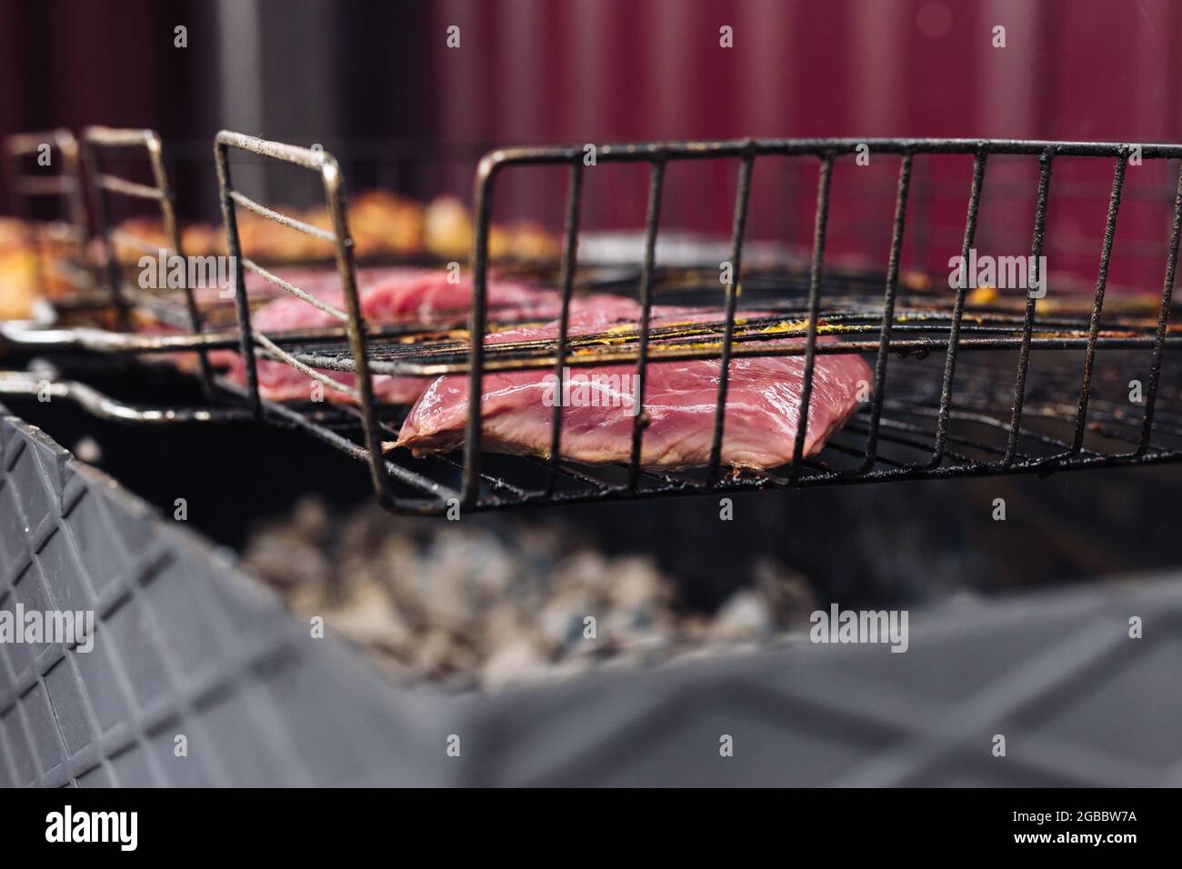 The steak is grilled. Steak on the wire rack Stock Photo - Alamy