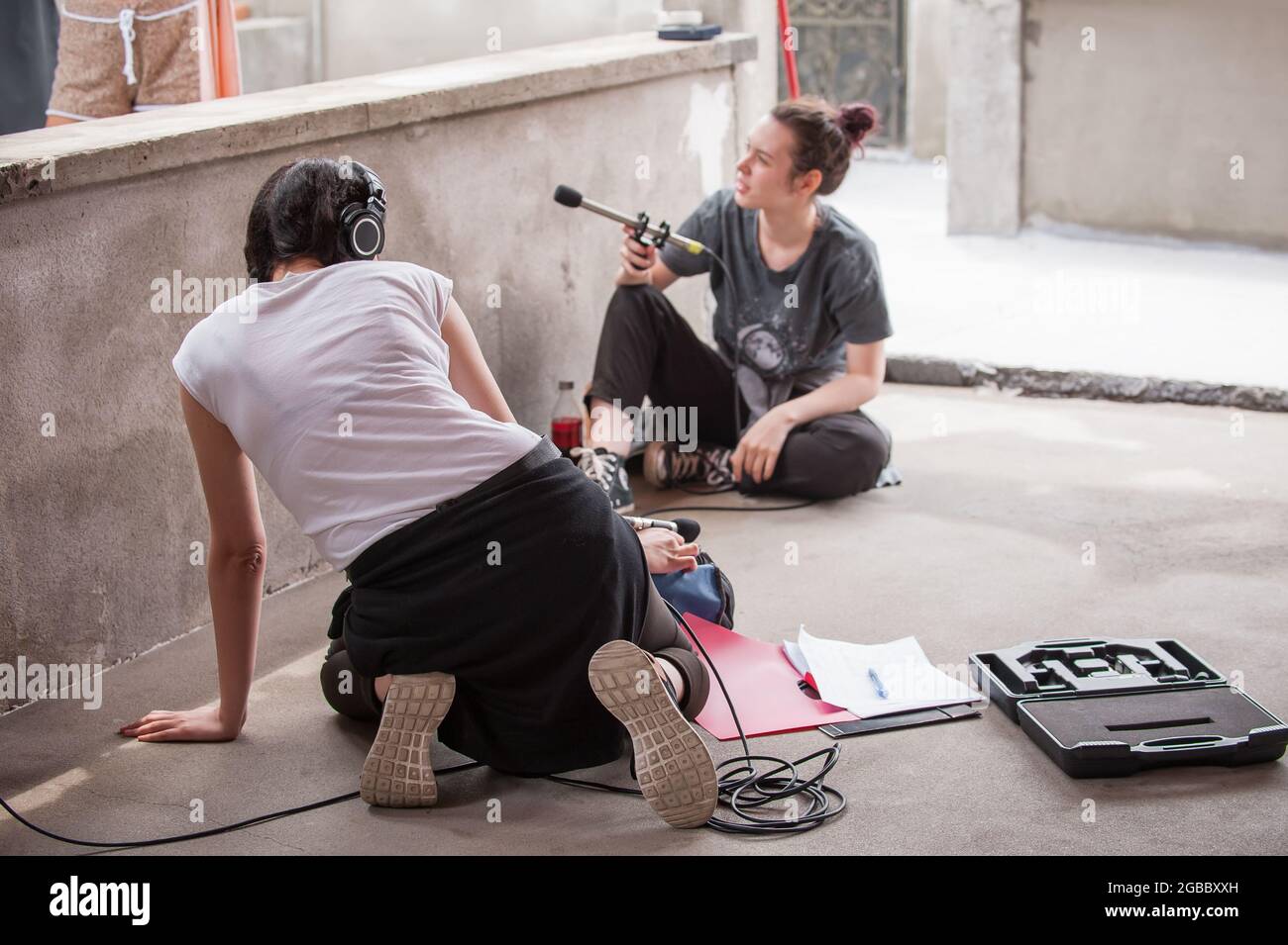 Boom mic hi-res stock photography and images - Alamy