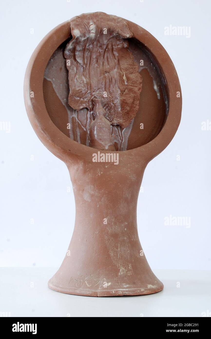 Artisan forms clay pot hi-res stock photography and images - Alamy