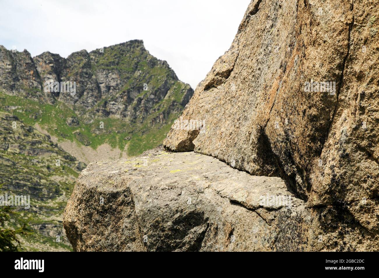 Rocce sul sentiero da Ceresole al lago di Dres nel Parco Nazionale del ...