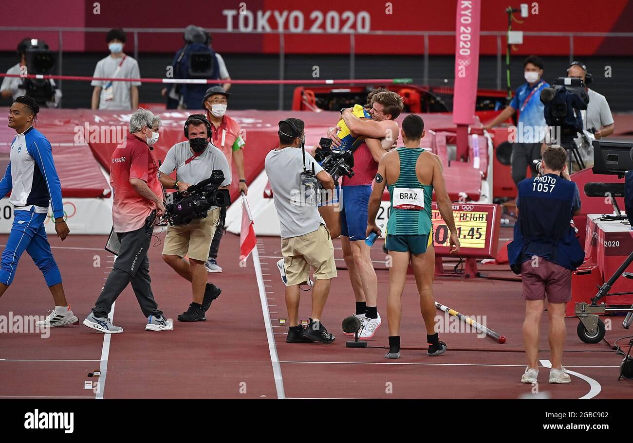 Tokyo, Japan. 3rd Aug, 2021. Armand Duplantis of Sweden hugs ...