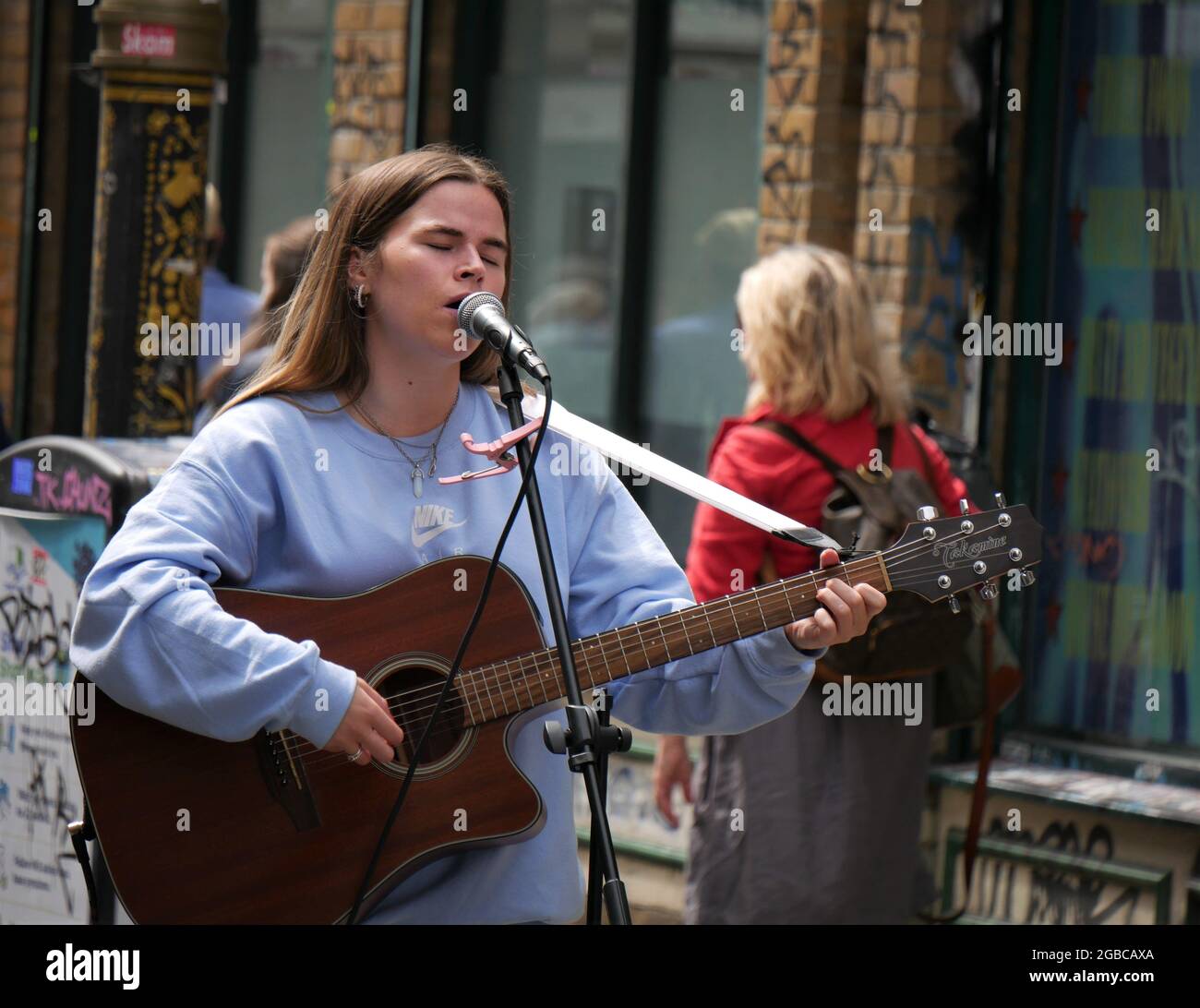 Female Street Microphone High Resolution Stock Photography and Images ...