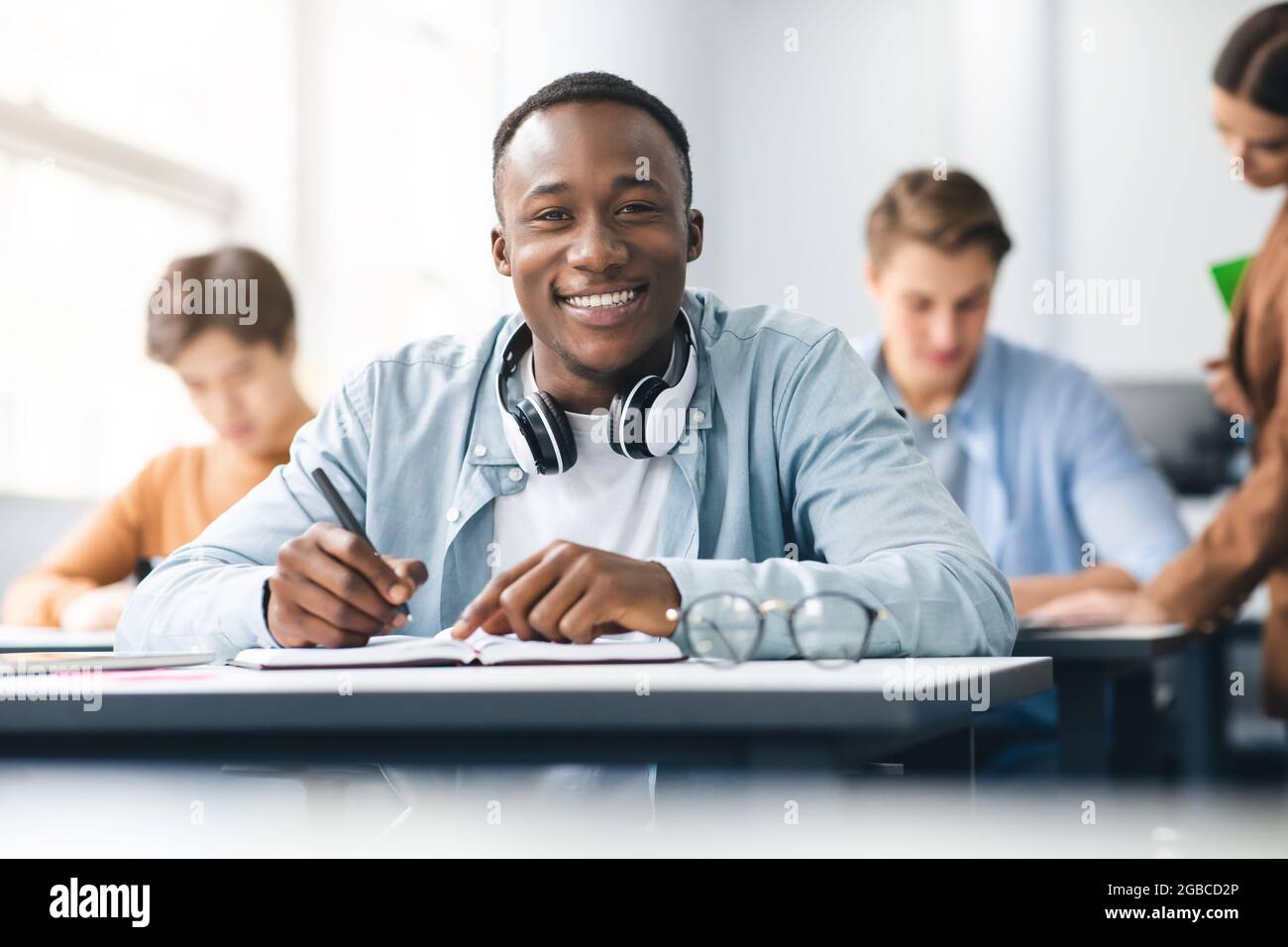 Black high school teacher classroom hi-res stock photography and images ...