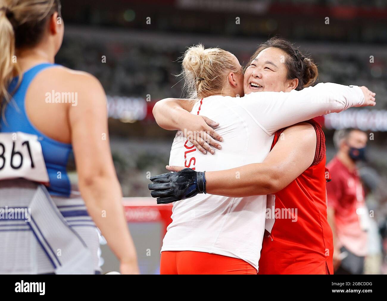 Tokyo, Japan. 3rd Aug, 2021. Wang Zheng (R) of China celebrates after ...