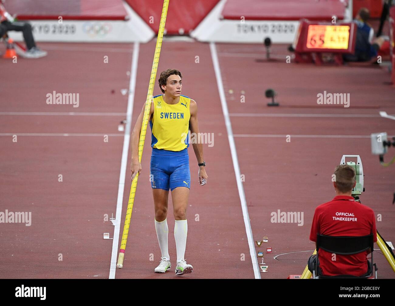 Tokyo, Japan. 3rd Aug, 2021. Armand Duplantis of Sweden prepares to ...