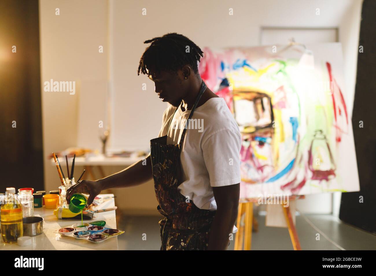 Holding art artist paint palette hi-res stock photography and images ...