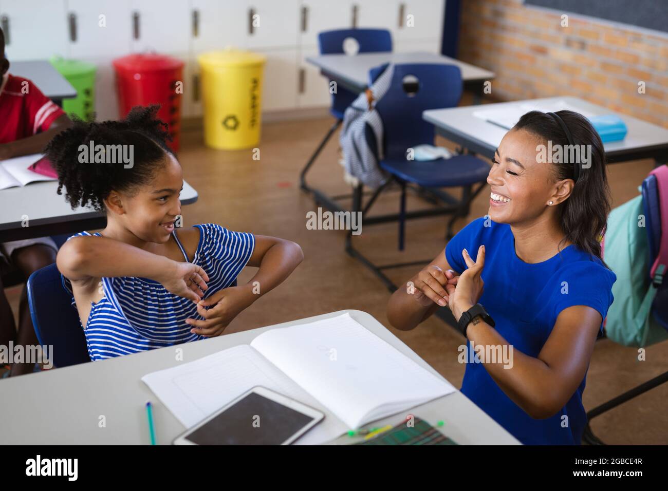 African american hand sign language hi-res stock photography and images ...
