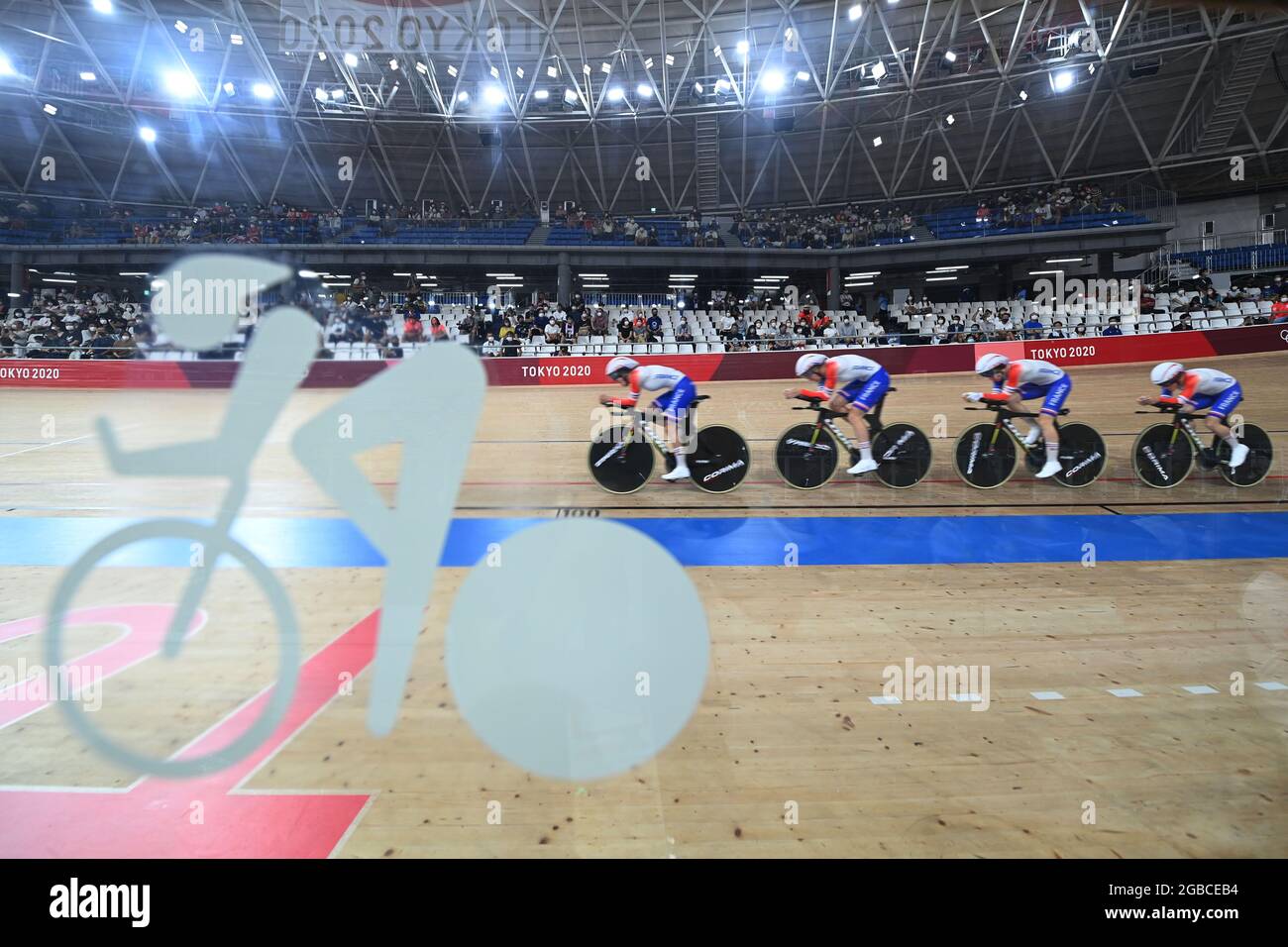 (210803) --IZU, Aug. 3, 2021 (Xinhua) -- Cyclists of France compete ...