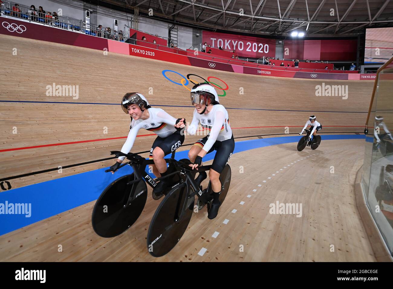 (210803) --IZU, Aug. 3, 2021 (Xinhua) -- Cyclists of Germany celebrate ...