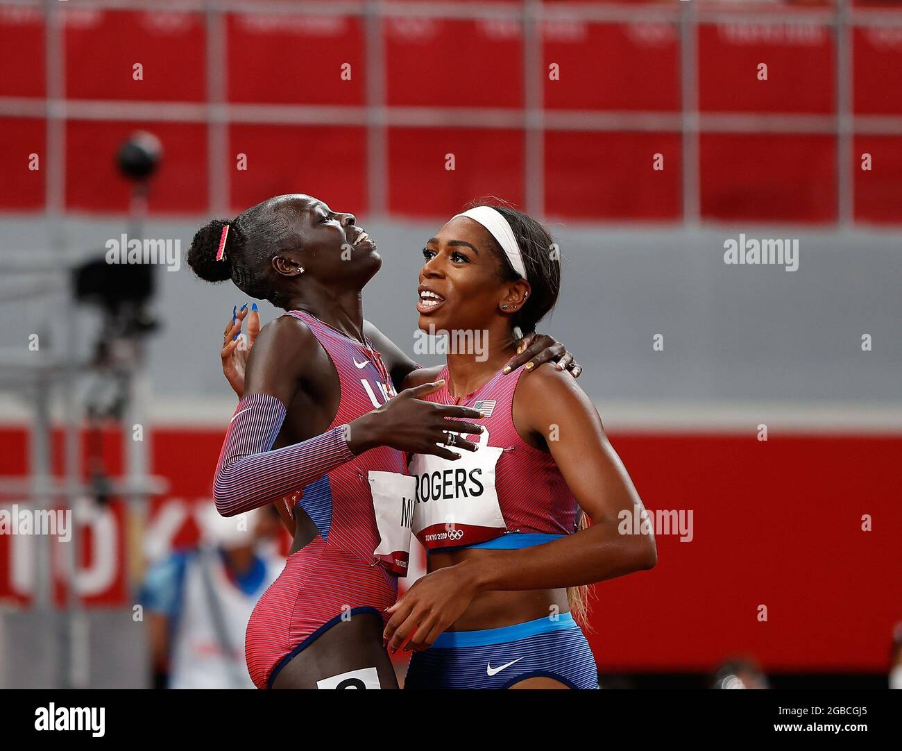 Tokyo, Japan. 3rd Aug, 2021. Athing Mu (L) of the United States hugs ...