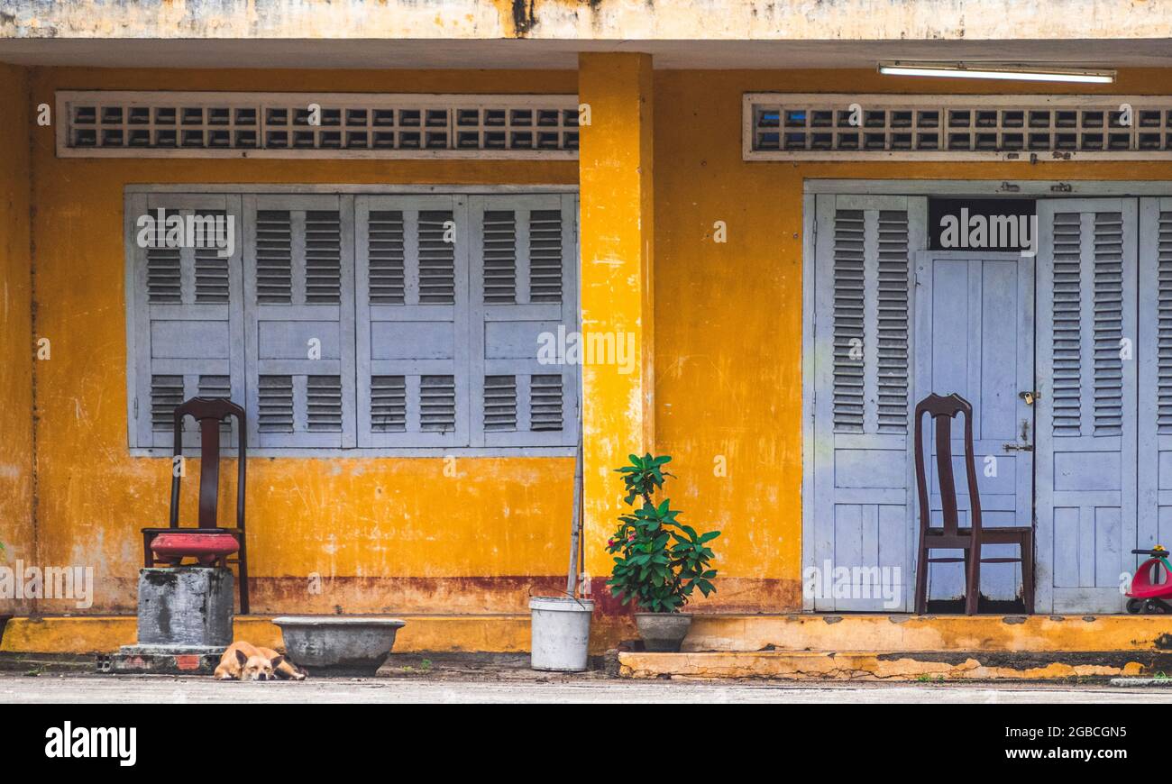 Vietnam hoi door traditional architecture hi-res stock photography and ...