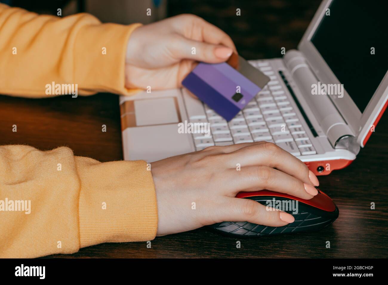 Woman buys computer hi-res stock photography and images - Alamy