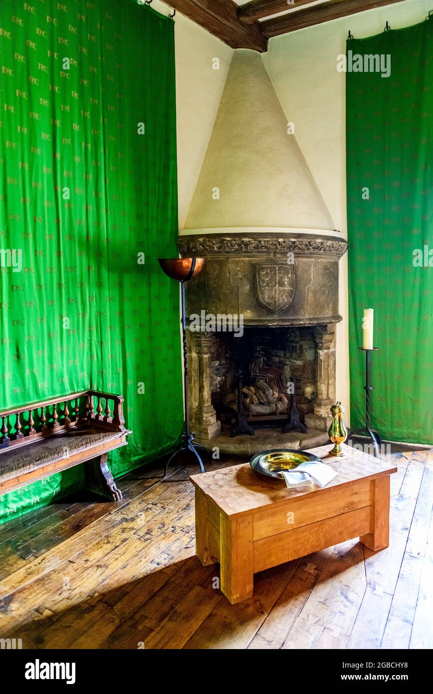 Medieval castle interior hi-res stock photography and images - Alamy