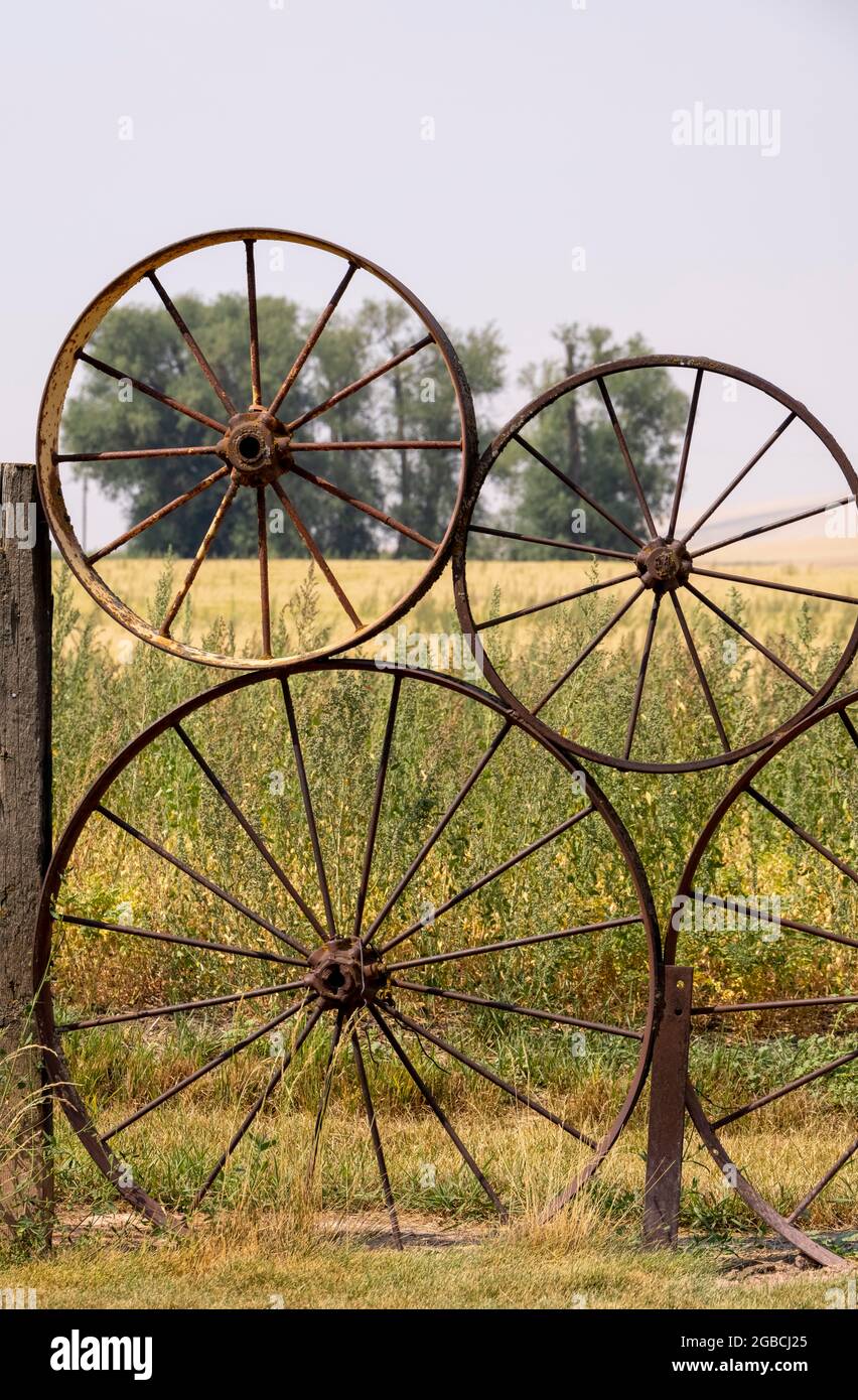 Metal wheel fence hi-res stock photography and images - Alamy