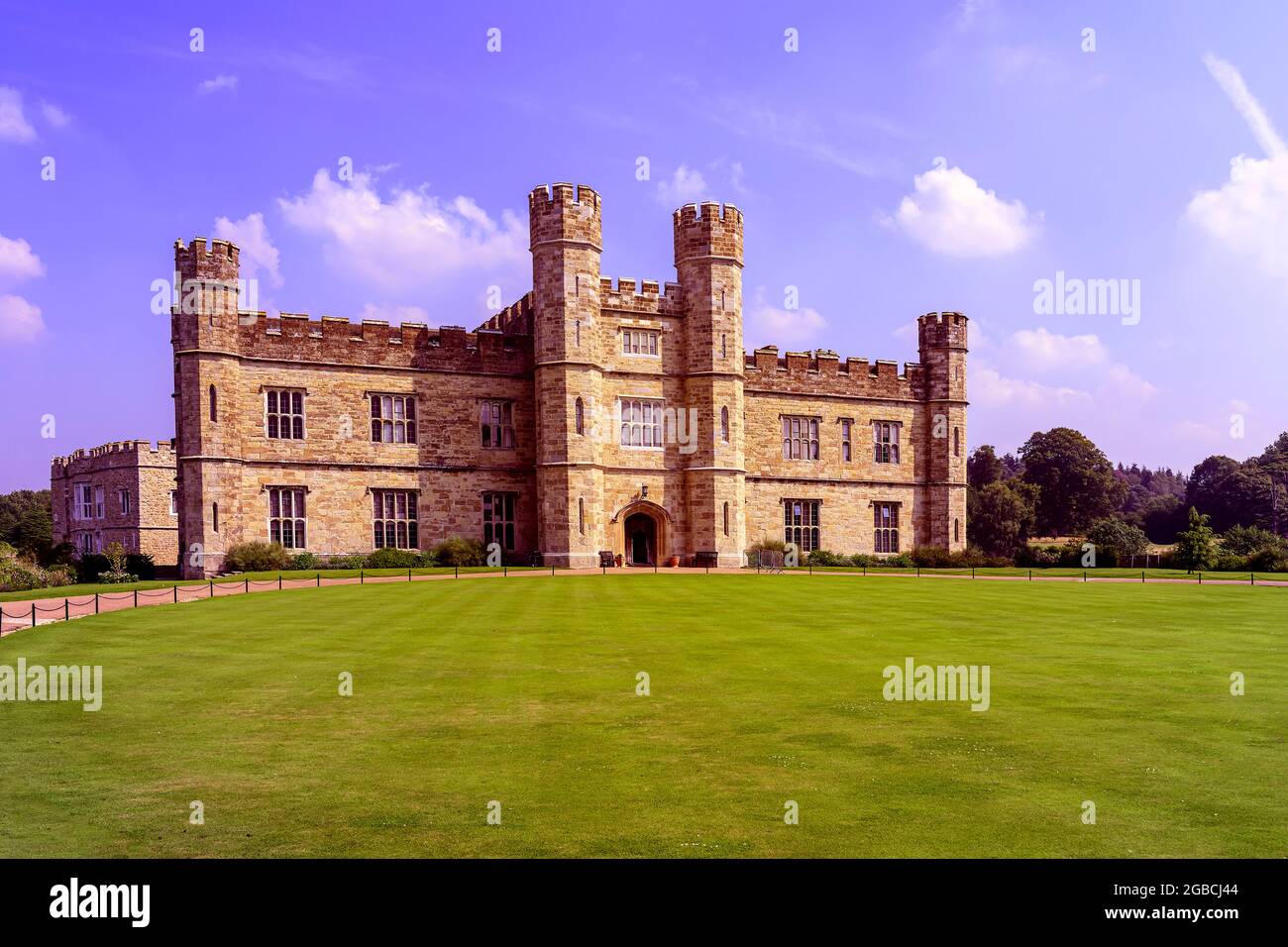 the main central facade of leeds castle kent england Stock Photo - Alamy
