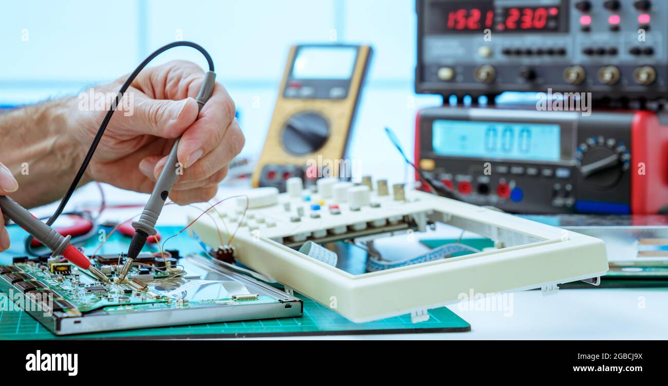 Development of the design of an electronic device in the laboratory of ...