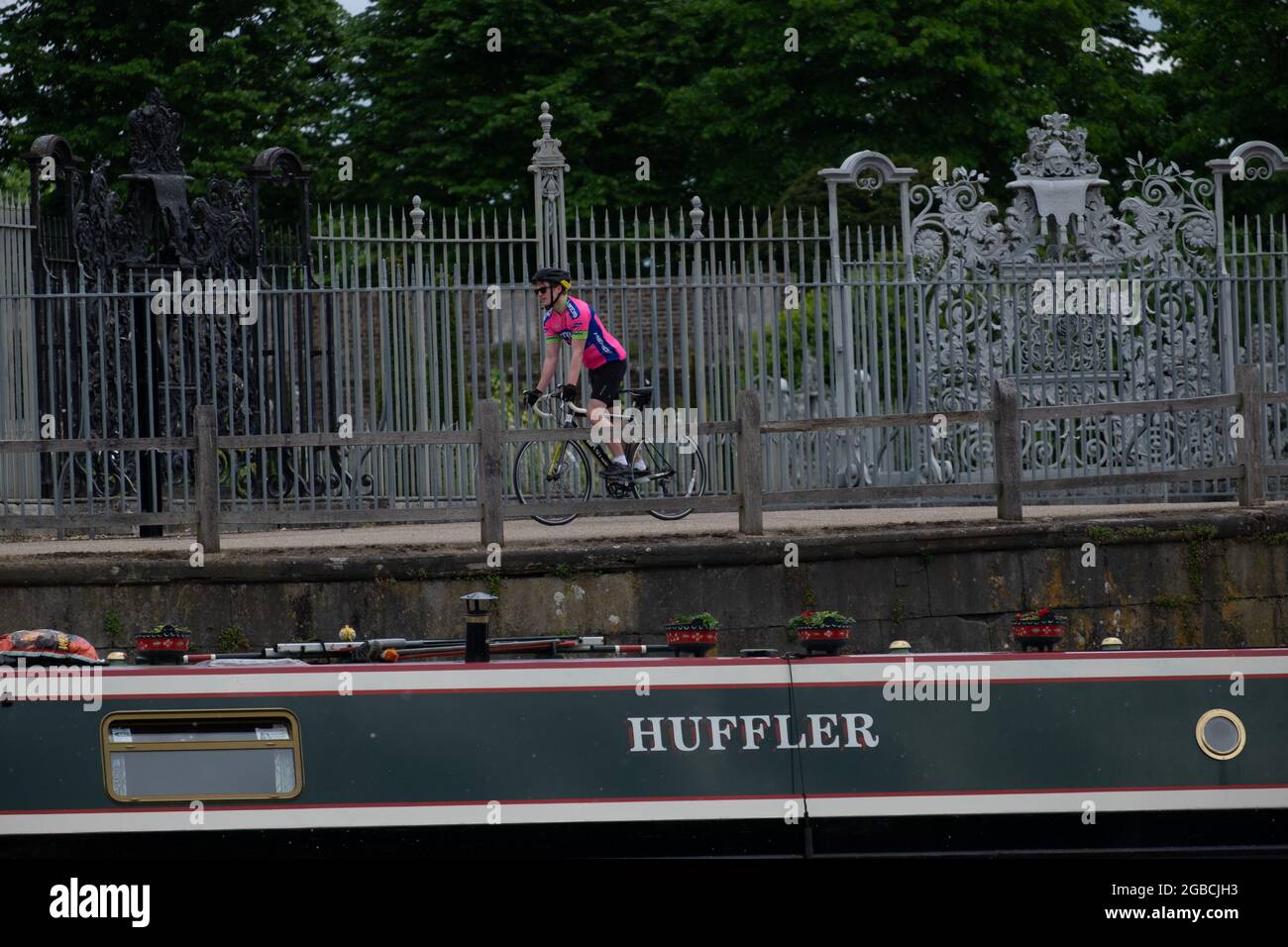 Cyclist on tow path hi-res stock photography and images - Alamy
