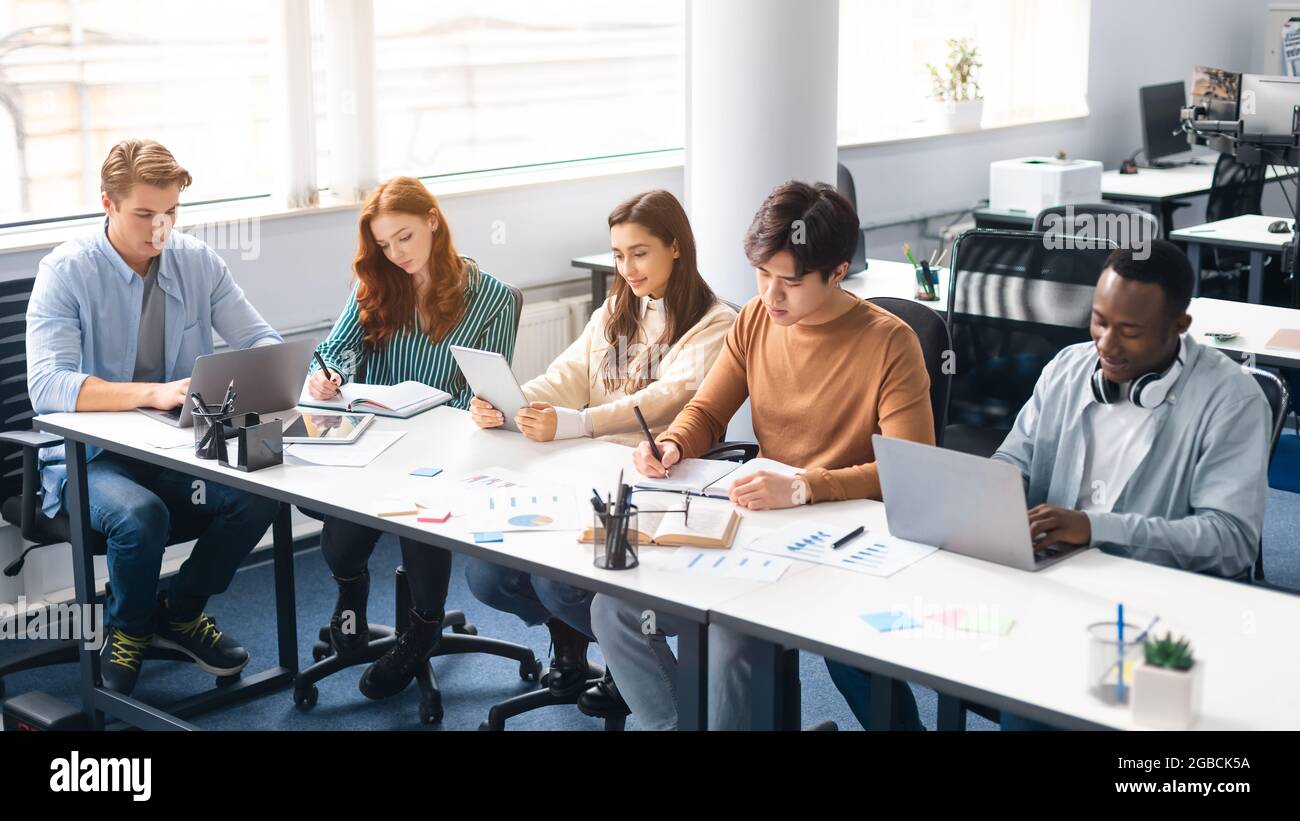 Modern american classroom hi-res stock photography and images - Alamy