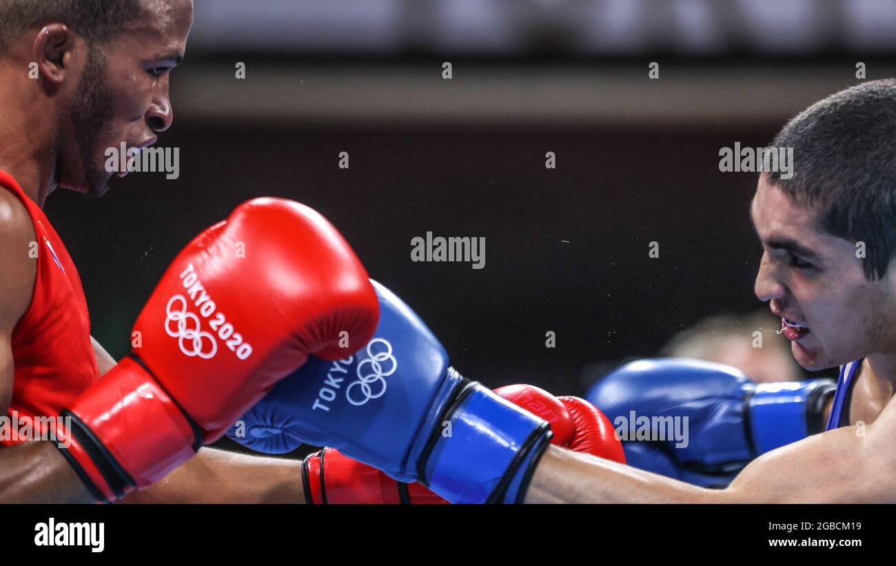 (210803) --TOKYO, Aug. 3, 2021 (Xinhua) -- Albert Batyrgaziev (blue) of ...