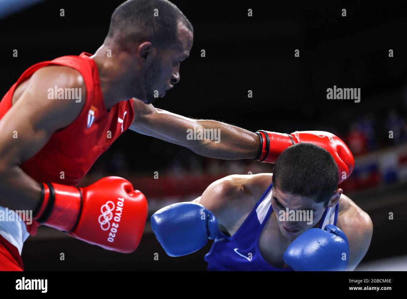 (210803) --TOKYO, Aug. 3, 2021 (Xinhua) -- Albert Batyrgaziev (blue) of ...