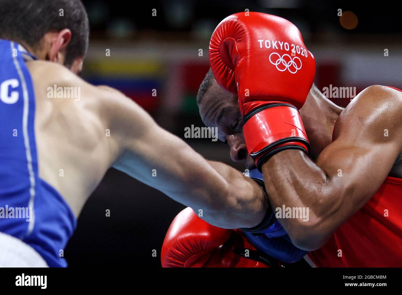 (210803) --TOKYO, Aug. 3, 2021 (Xinhua) -- Albert Batyrgaziev (blue) of ...