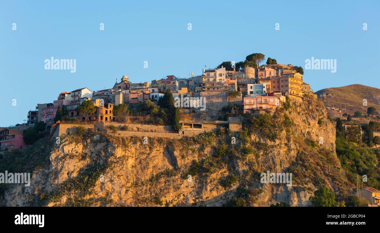 High overhanging clifftop hi-res stock photography and images - Alamy